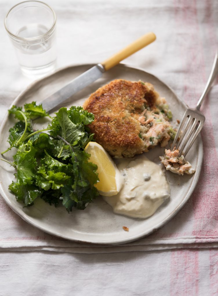Galettes de restes de poisson à la sauce aux câpres et au raifort