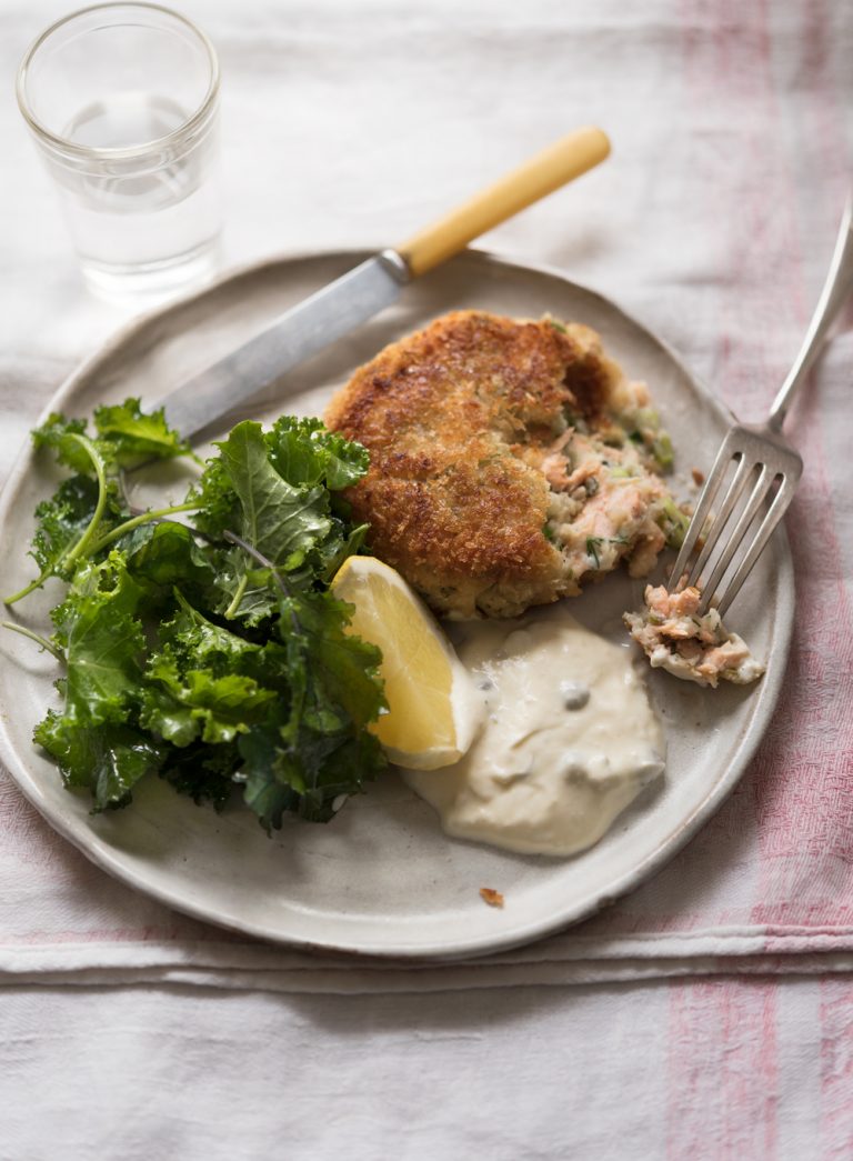 Galettes de restes de poisson à la sauce aux câpres et au raifort