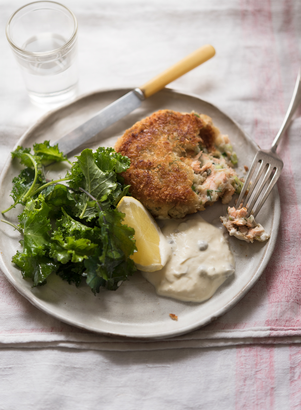 Galettes de restes de poisson à la sauce aux câpres et au raifort