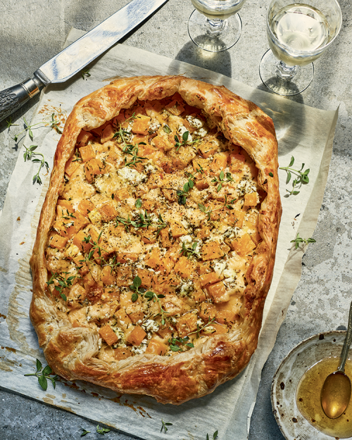 Tarte rustique à la courge, au gouda, au chèvre et aux fines herbes