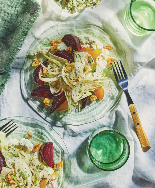 Salade de betteraves rôties et chèvre fouetté au miel, de Folks & Forks