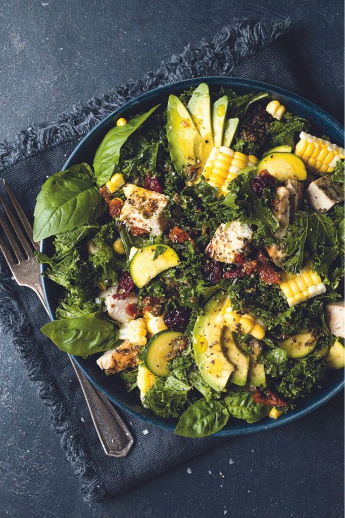 Salade de chou frisé, poulet, maïs et vinaigrette aux tomates séchées