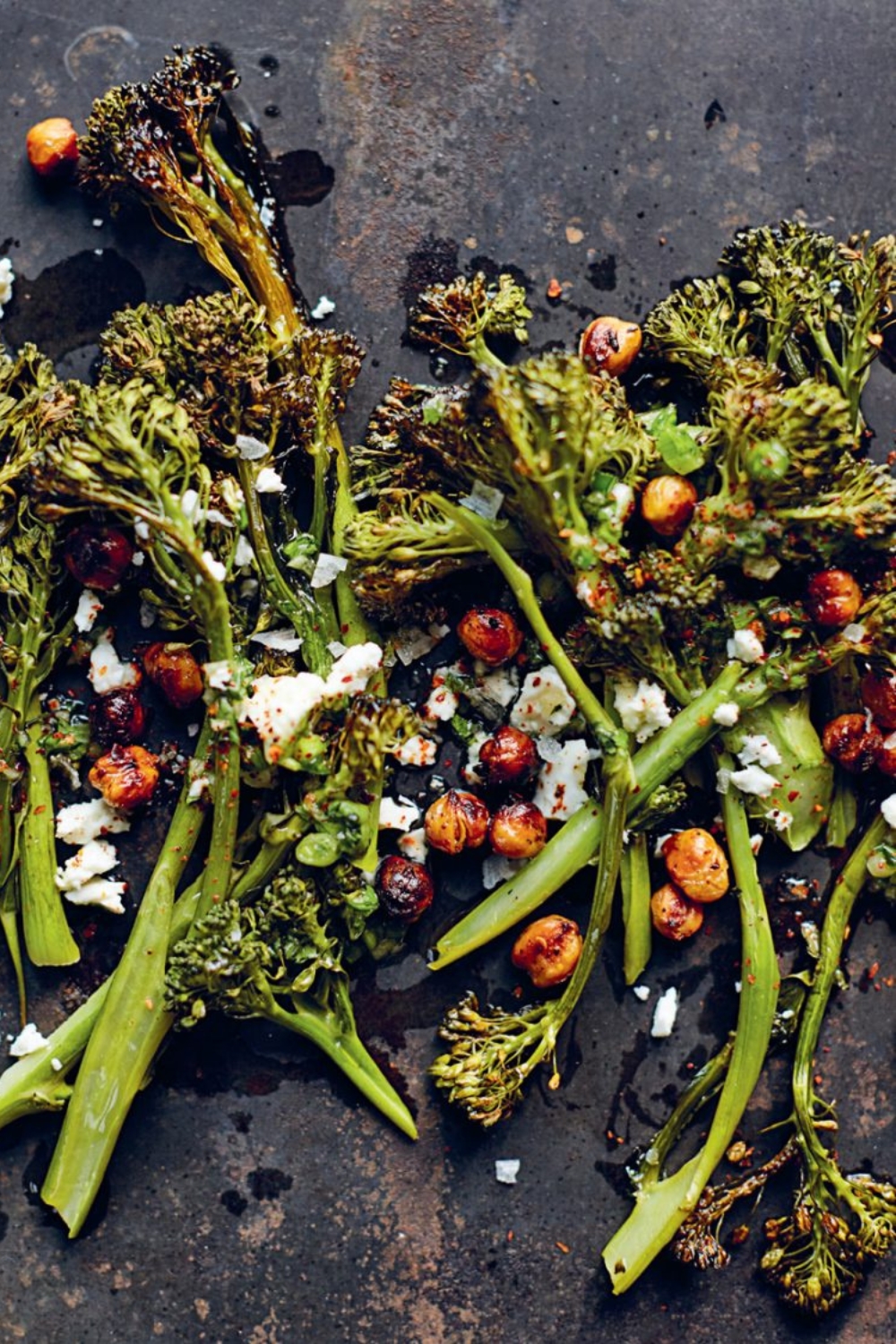 Broccolini grillé avec sauce verte et feta