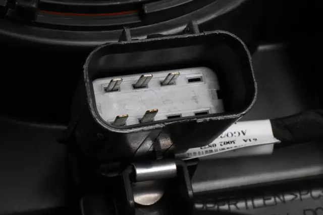 2014-2015 Chevrolet Silverado 1500 Passenger Side Headlight 84434762 GM ...
