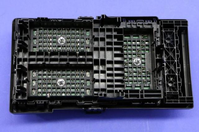 2015-2017 Chrysler 200 Intelligent Power Power Distribution Center ...