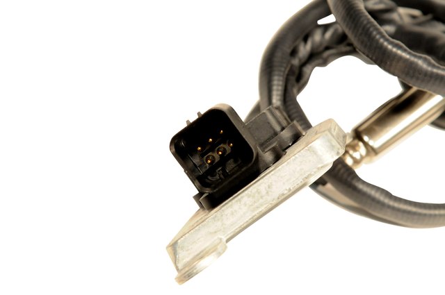 2010-2015 GM Nitrogen Oxide Sensor Kit with Sensor and Clips 12671388 ...