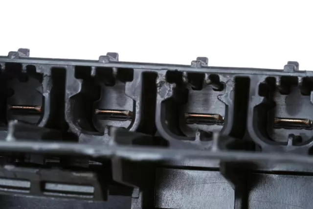 84131626 - Battery Distribution Fuse Block 2016-2018 Chevrolet Malibu ...