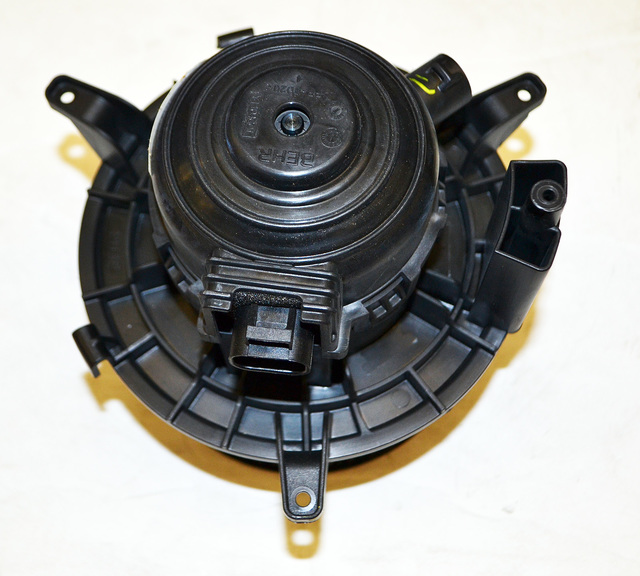 GM 22803996 Heating and Air Conditioning Blower Motor with Wheel ...
