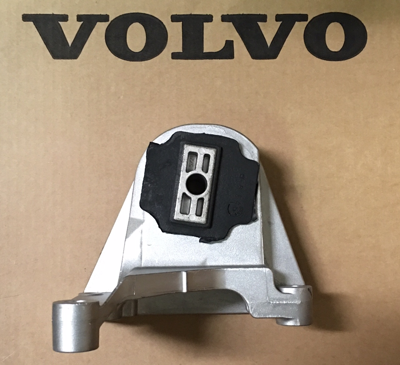 30680770 - 1999-2008 Volvo Upper Engine Stabilizer Mount & Bracket ...