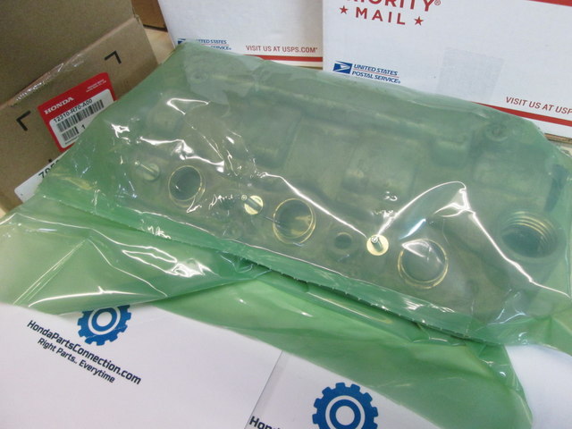 2008-2017 Honda Front Cylinder Head Valve Cover Assembly | Honda Parts ...