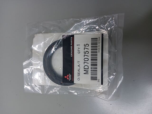 1995-2006 Mitsubishi Automatic Transmission Oil Pump Seal MD707575 ...