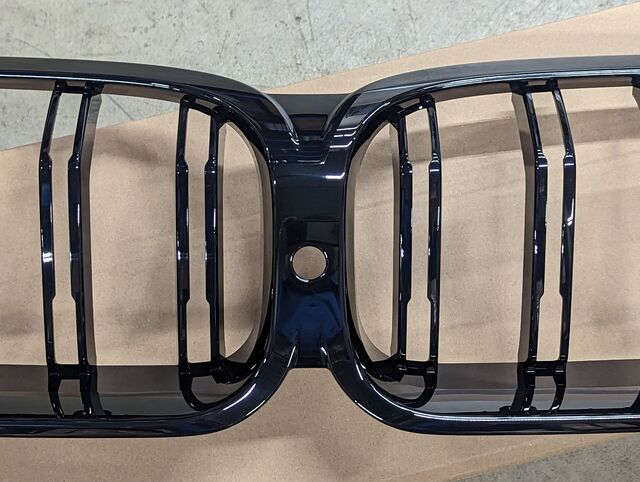 51-13-8-077-305 - Upper Grille M8 emblem in black w/ Camera - 2020-2023 ...