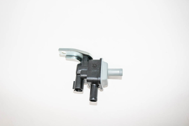 25860-37020 - Vacuum Switching Valve Assembly 2010-2017 Toyota | Longo ...