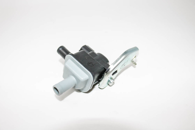 25860-37020 - Vacuum Switching Valve Assembly 2010-2017 Toyota | Longo ...