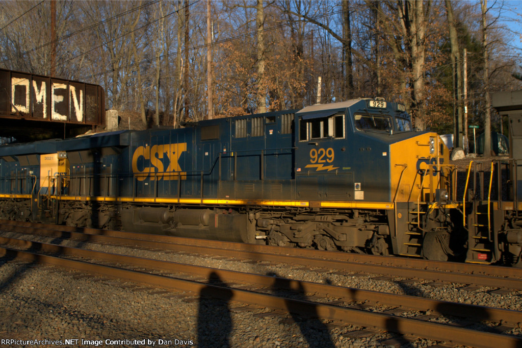 CSX ES44AH 929 trails on Q034-17