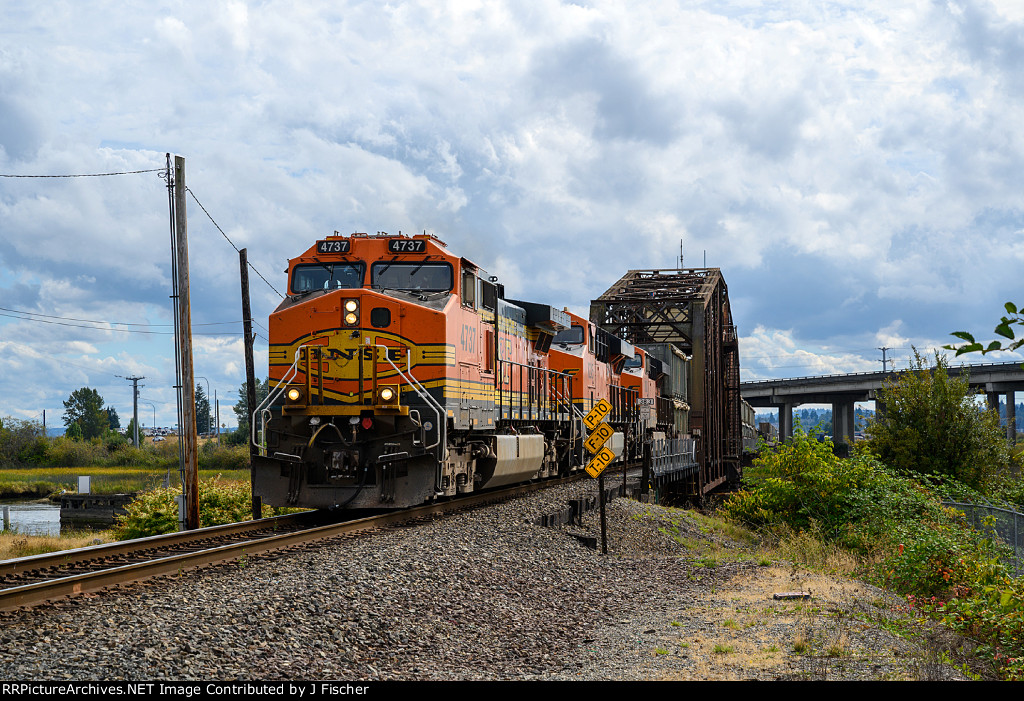 BNSF 4737