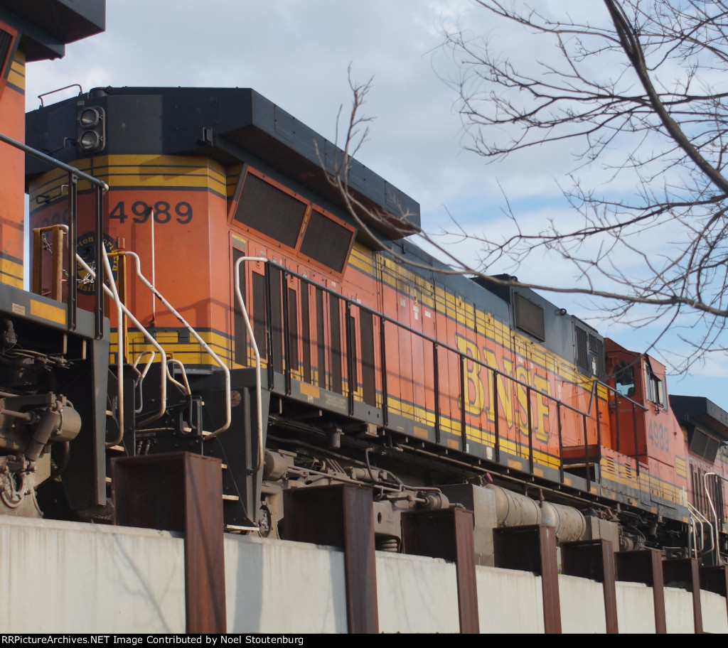 BNSF 4989