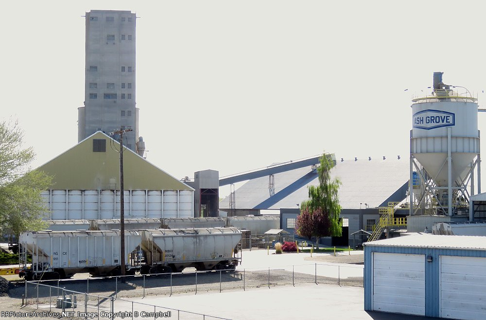 RBCX 951 - MBKX 20124 two bay covered hoppers