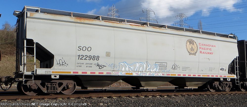 SOO 122988 covered hopper with Canadian Pacific Railway beaver shield