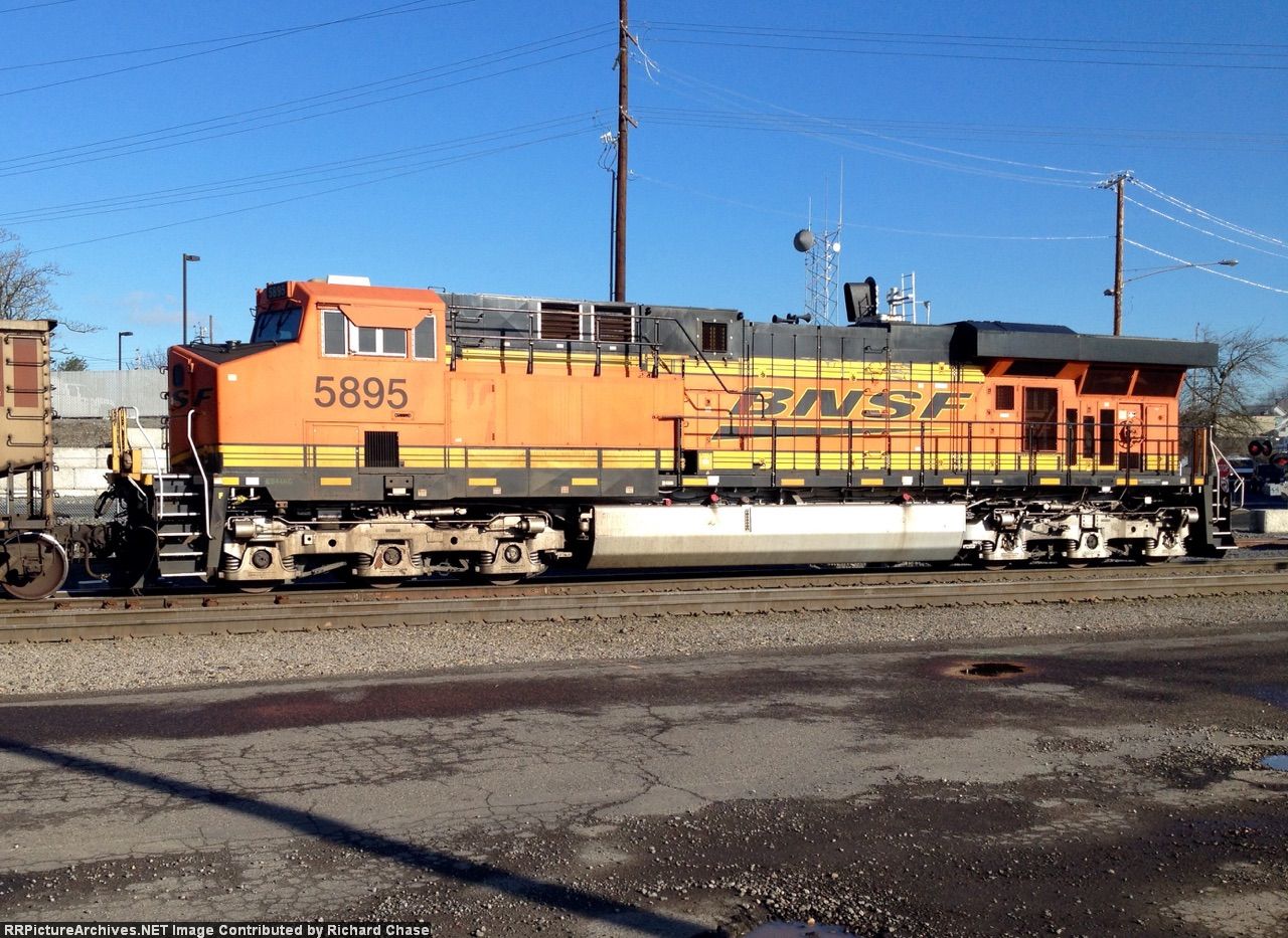 BNSF 5895