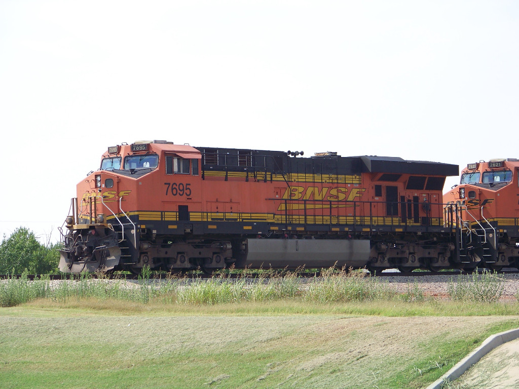 BNSF ES44DC 7695