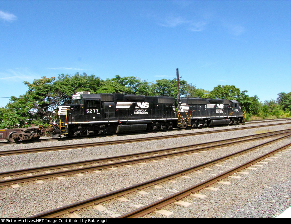NS 5277 (GP38-3) and 3013