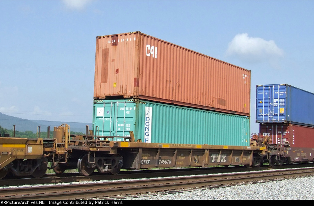 DTTX 745078 TTX 40 single well car with 40 CAI and DONG FANG containers ...