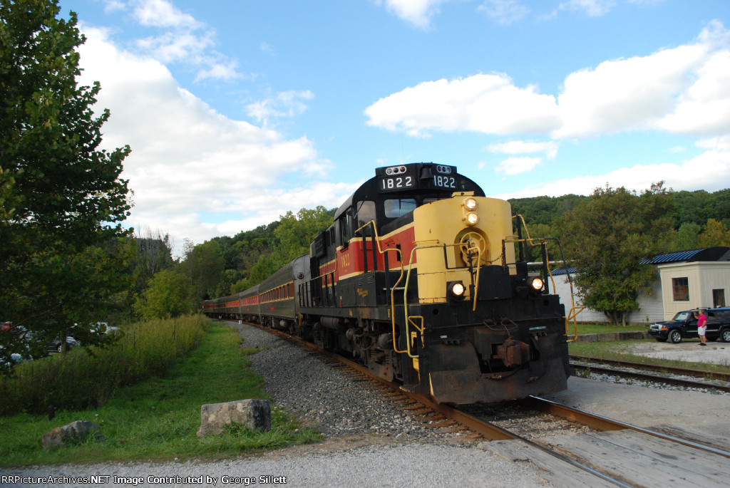 1822 leads the 5:10 train into Peninsula.