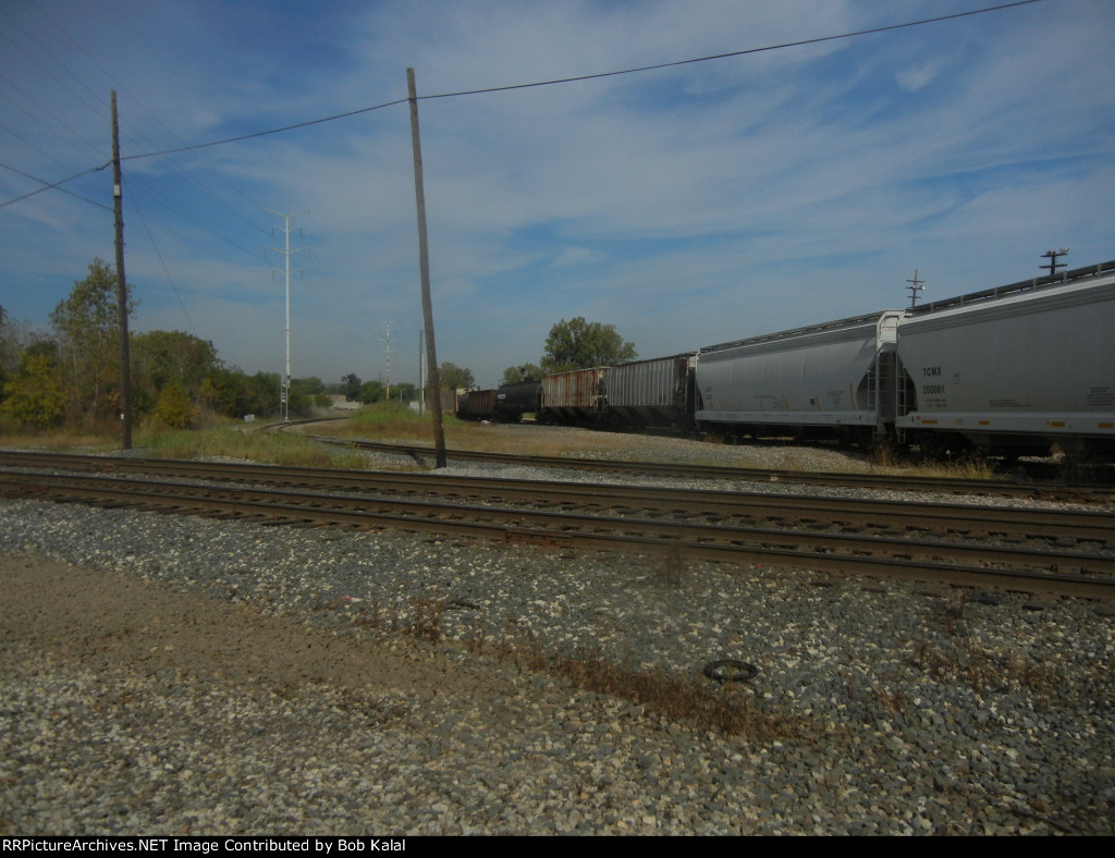CSX 9002 & RCPE 6400 southbound train