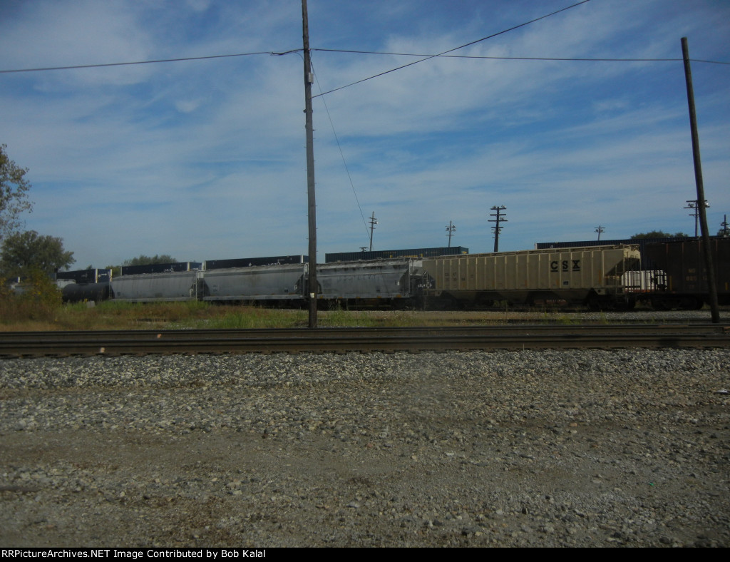 CSX 9002 & RCPE 6400 southbound train in front in back northwest bound ...