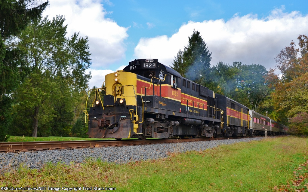 CVSR 1822 pulls away from Indigo Lake.