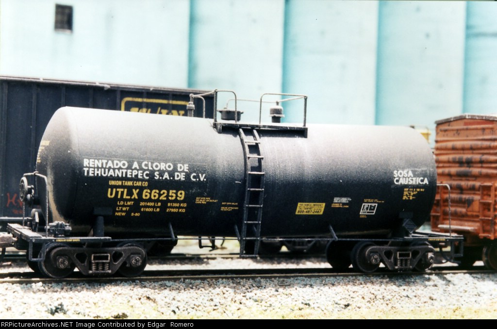 Another view of my HO caustic soda tank car