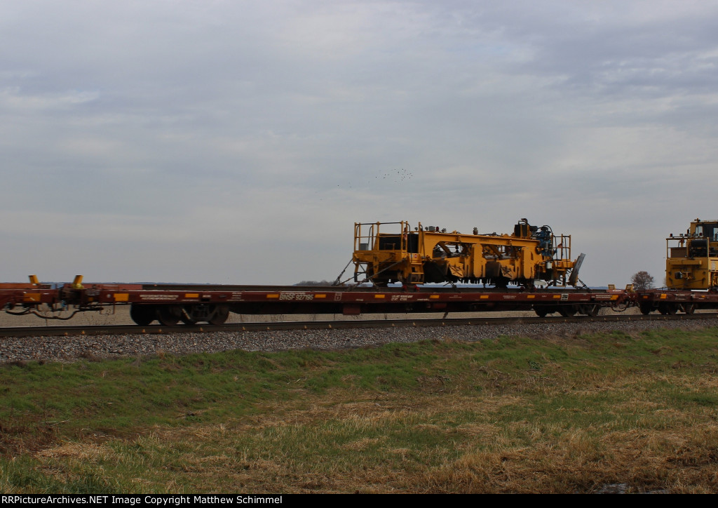 BNSF MoW Flat - Loaded