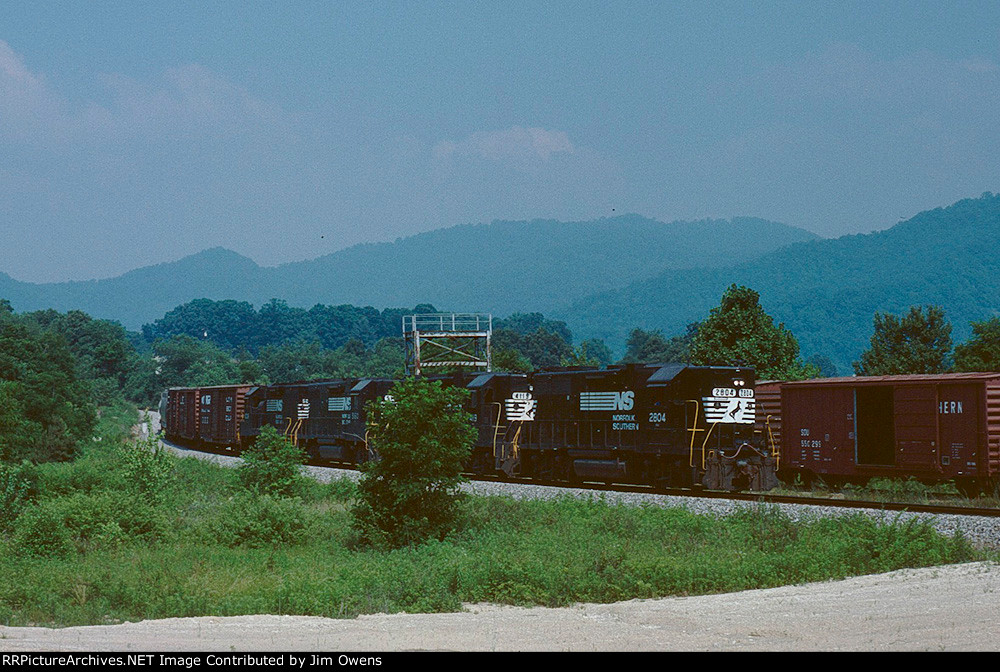NS eastbound on the Murphy Branch.