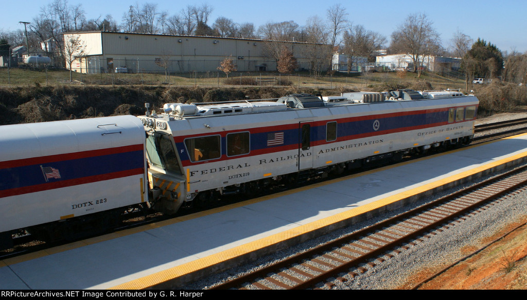 DOTX 219 at Kemper Street station