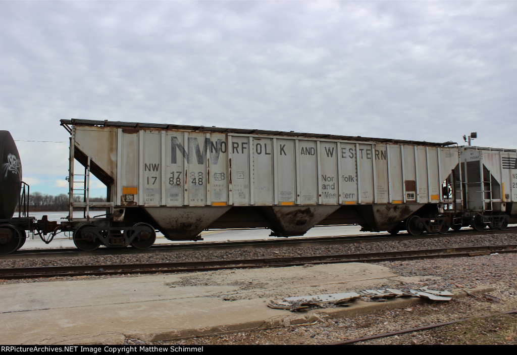 N&W Covered Hopper