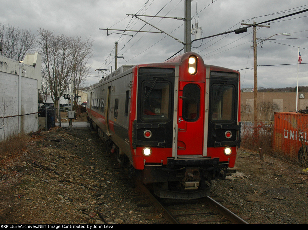 MNR arriving into Springdale Station