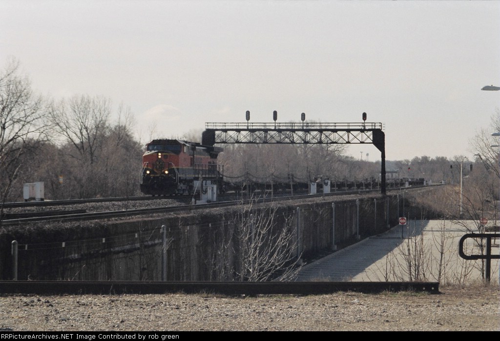 BNSF hauling empty spline cars thru Joliet