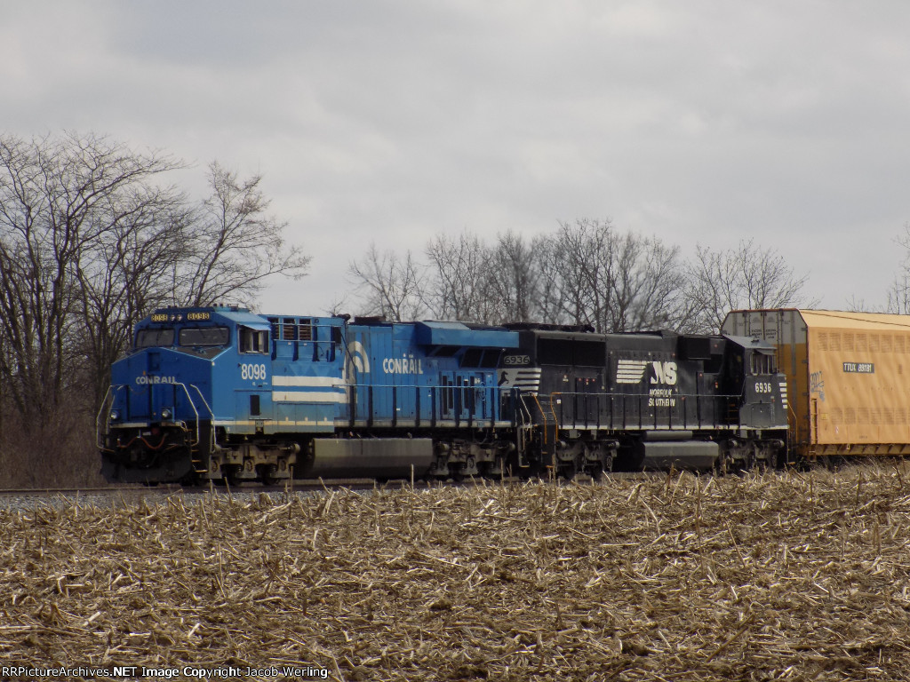 NS 8098 (Conrail heritage unit!)