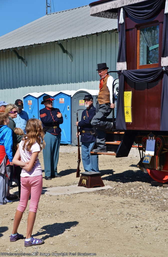 Union Soldiers stand guard.