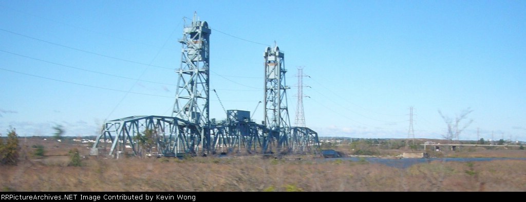 Can you spot the remains of the previous bridge thau stood on this site?