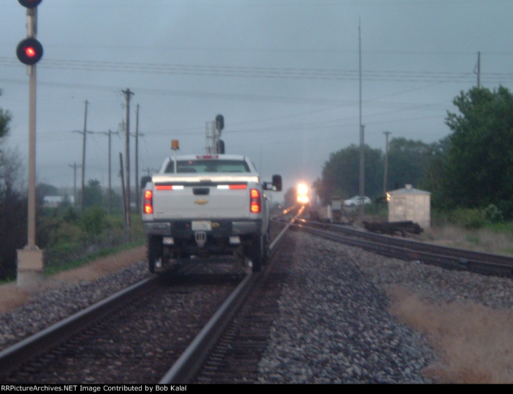 NS Track crew stop at switch while NS 6918 heads west towards switch