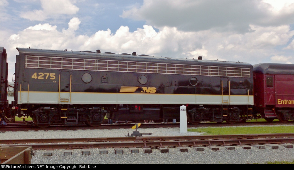 Side view of NS F7 B-unit