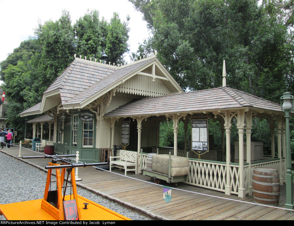 Fronteirland/New Orleans Square Depot