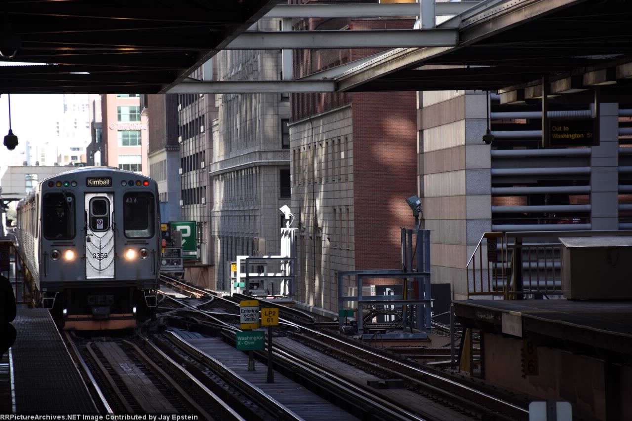 Brown Line train pulling into the Washington/Wells stop