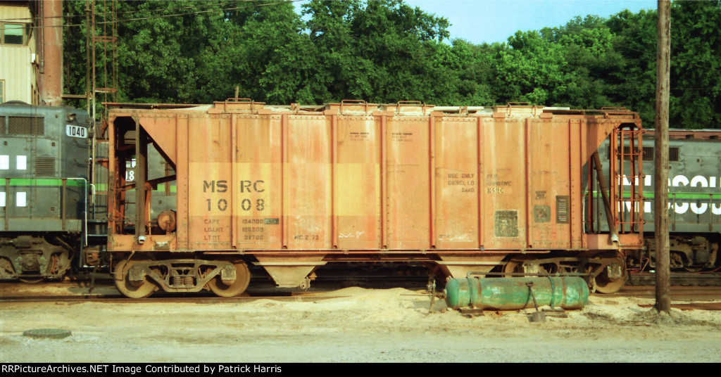 MSRC 1008 X-ICG square-hatch 2-bay covered hopper in sand service in ...