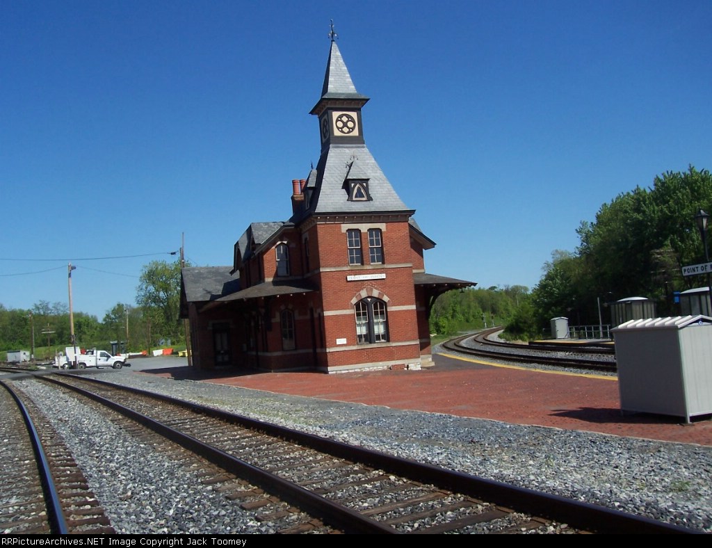 Station platform divides the Old Main Line running to the left and the ...