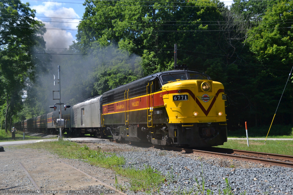 6771 hustles the scenic north, with 3134 right behind.