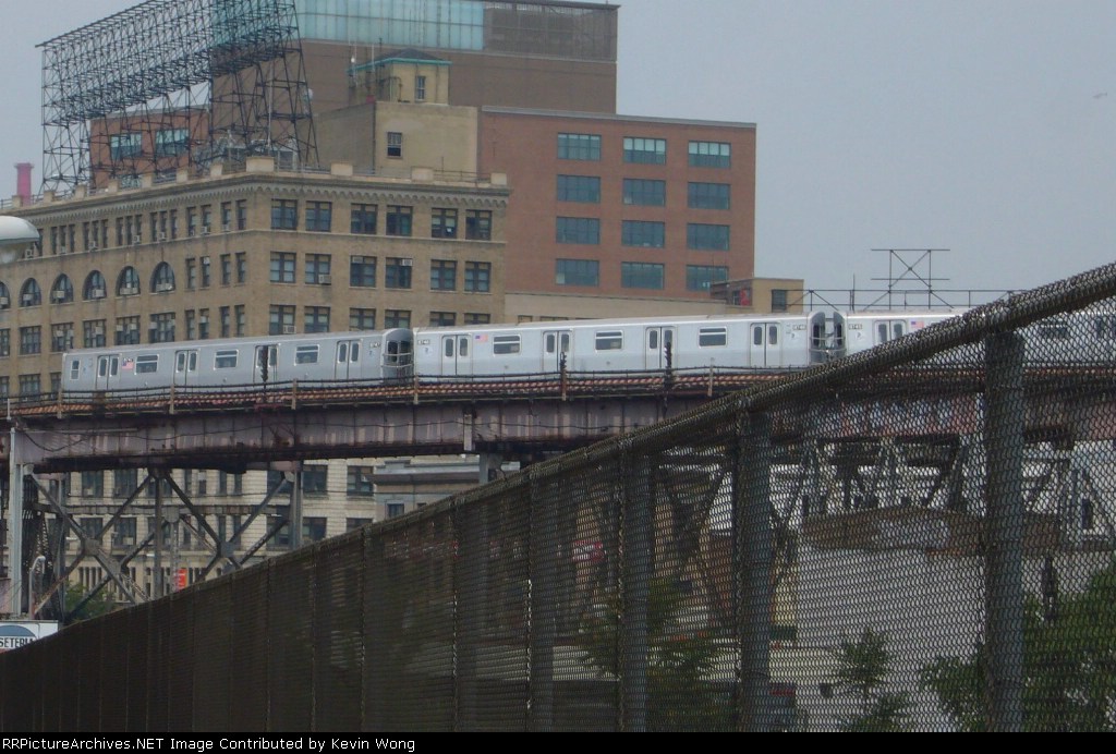 R160 N train approaching Queensboro Plaza
