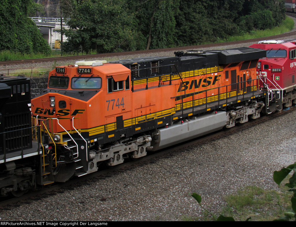 BNSF 7744